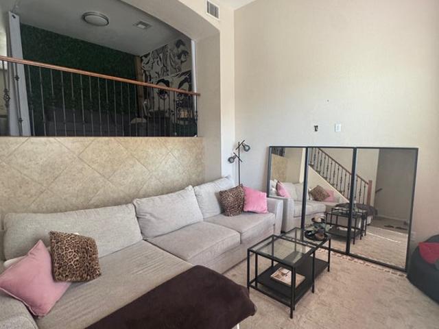 Cozy 1 Bedroom in Women prefferedTownhouse