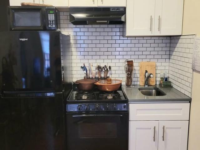 Cozy 1 Bedroom located just off of Baltimore Avenue