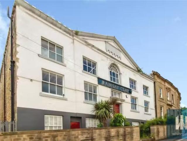 Nice 1 bedroom penthouse for rent in Bath Street, Huddersfield.