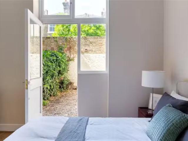 Cozy 1 bedroom property to let in Whittingstall Road, London.