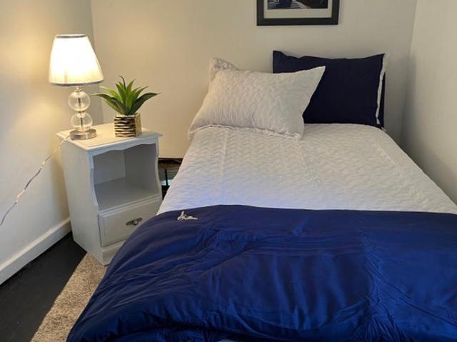 Cozy 1 Bedroom Room in Cleveland_Available _$Mont