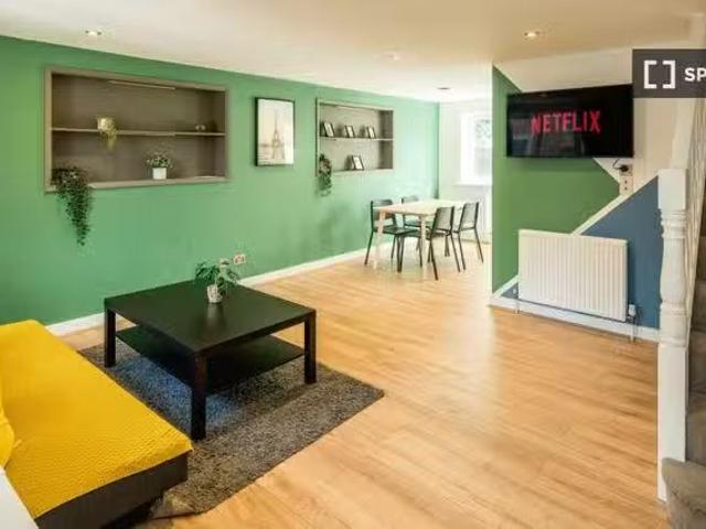 Cozy 1 BR 3 bedroom apartment for rent in Feltham, London