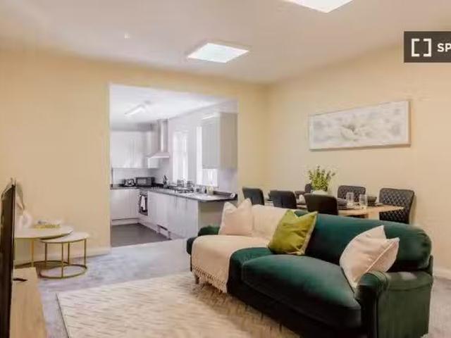Cheap 1 BR 3 bedroom apartment for rent in Letchworth Garden C.
