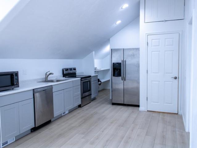 Cozy 1 BR 1 bath for Rent in Sandy! $1400 | Avail