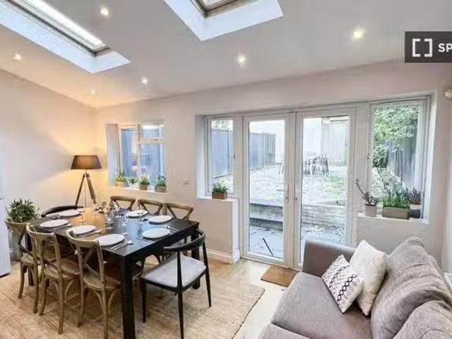 Charming 1 BR 4 bedroom apartment for rent in Brondesbury, Lon.