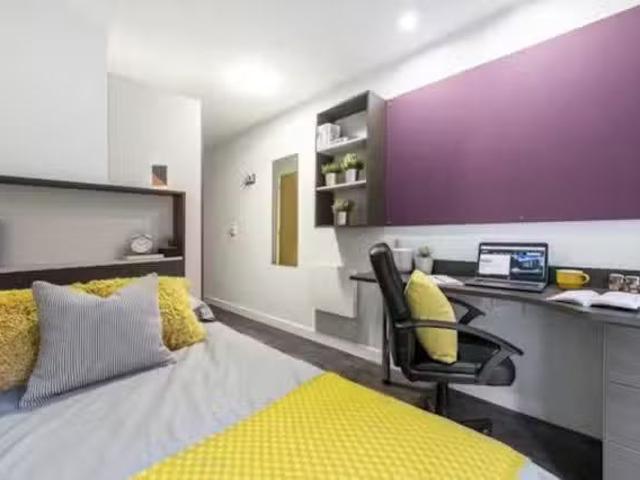 Deal! 1 BR Cornerhouse En Suite