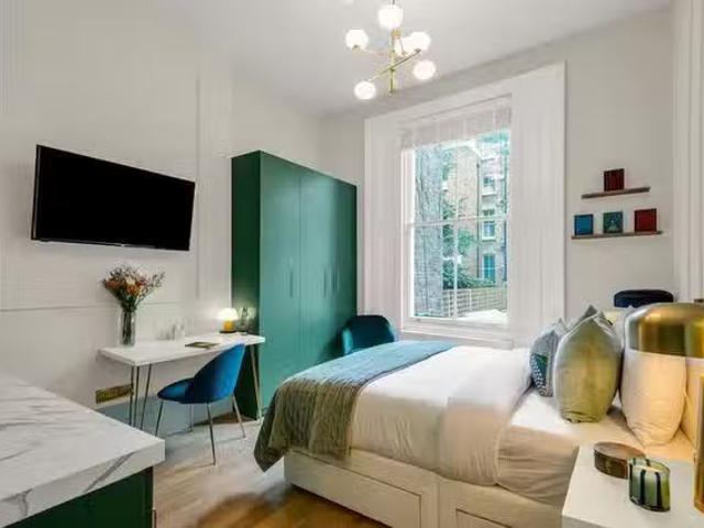 Unique 1 BR Eardley Crescent