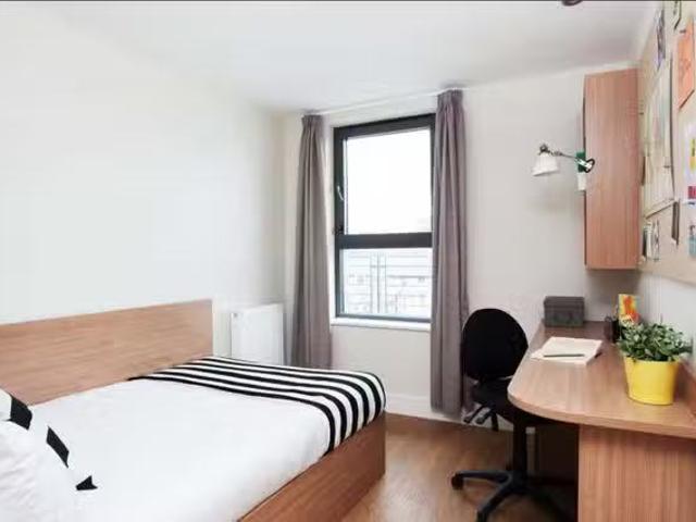 Deal! 1 BR Kelvin Court Classic En Suite