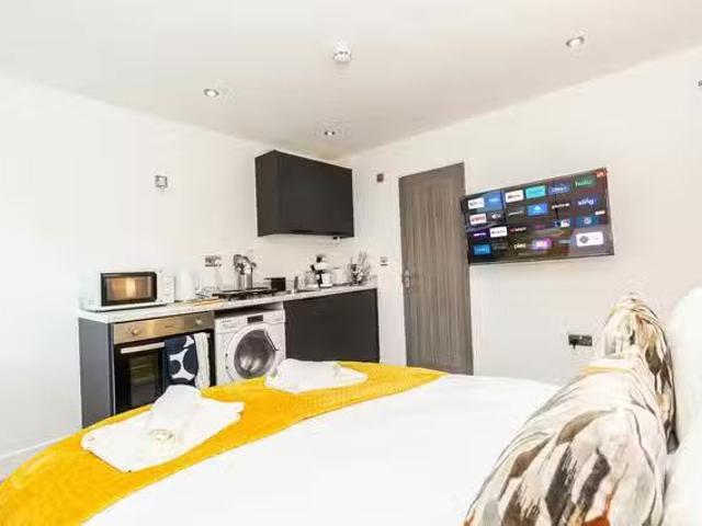 Charming 1 BR Mitcham Road, London