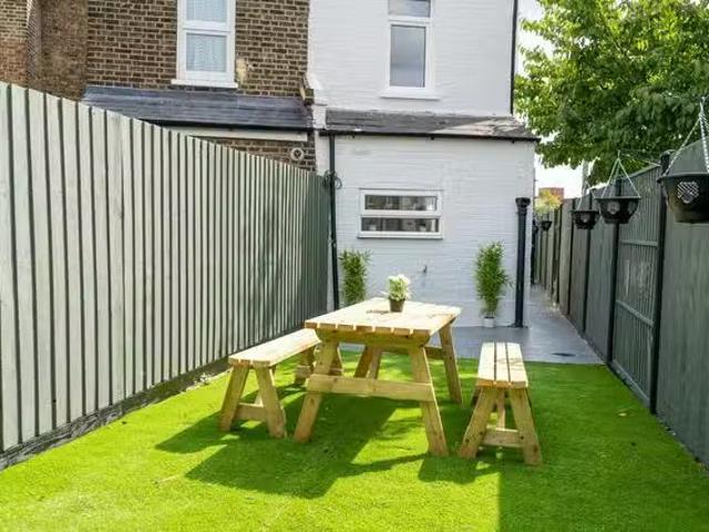 Nice 1 BR Selborne Road, London