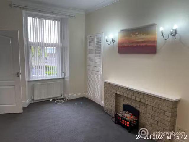Nice 1 BR Property to rent in 64 Market Place, Carluke, ML8 4BP