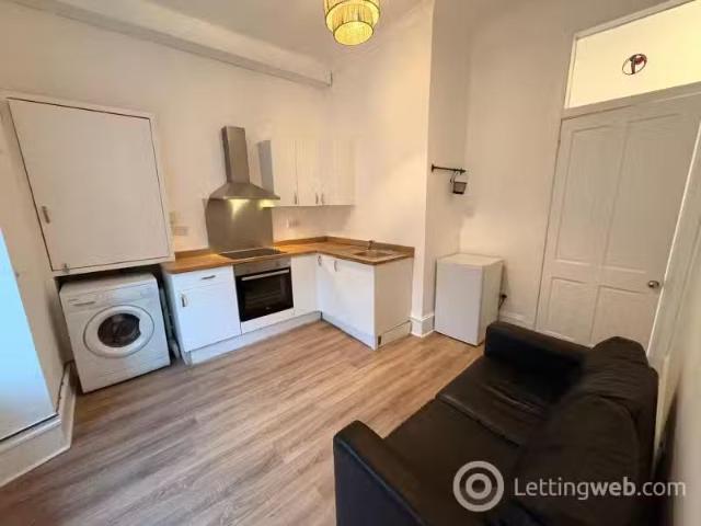 Charming 1 BR Property to rent in 225 Newlands Road G44 4EZ