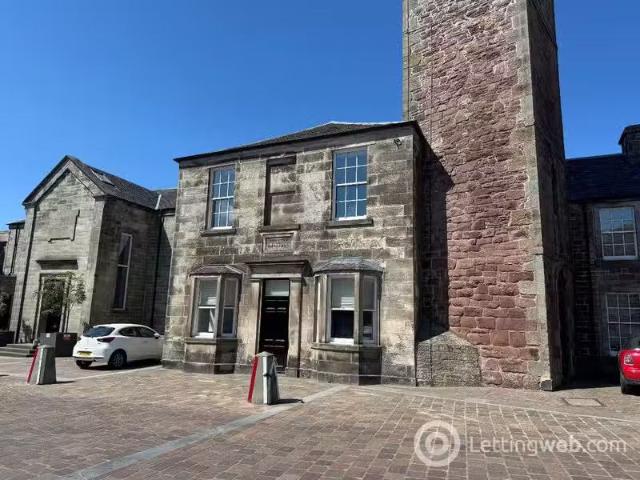 Cozy 1 BR Property to rent in Town Hall Apartments, High Stree.