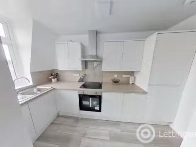For Rent! 1 BR Property to rent in Claremont Place, Top Floor.