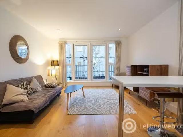 Cozy 1 BR Property to rent in Melvin Walk, Edinburgh, EH3