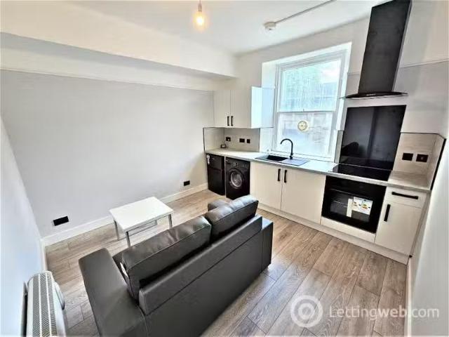 Cozy 1 BR Property to rent in Skene Square, Rosemount, Aberdee.