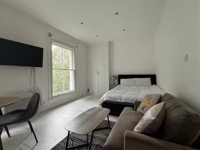 Nice 1 BR Russell Gardens