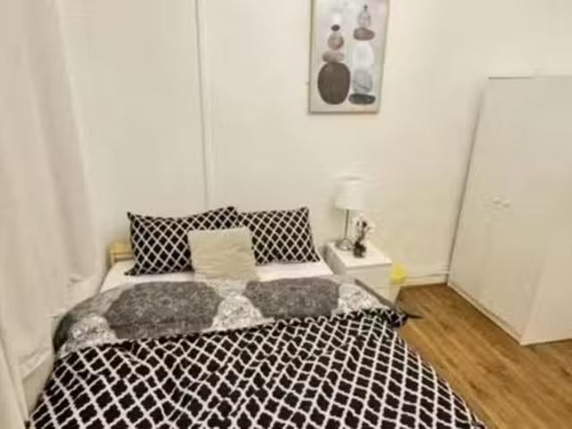 New 1 BR Whitechapel Road, London
