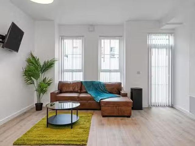 Nice 1 BR Templemore Avenue