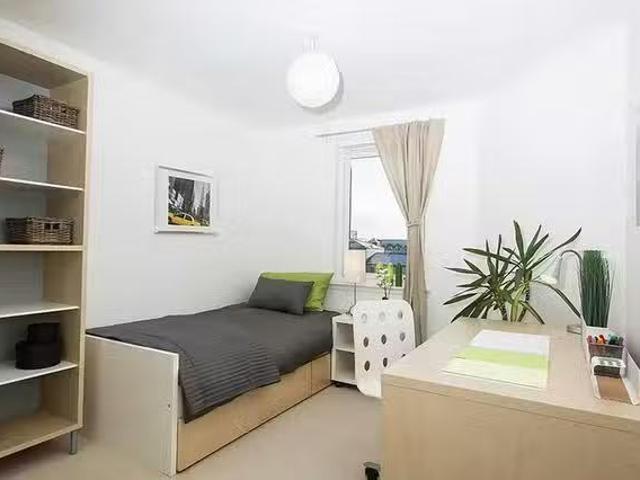 Charming 1 Room Trinity Court Standard 3 Bed Flat