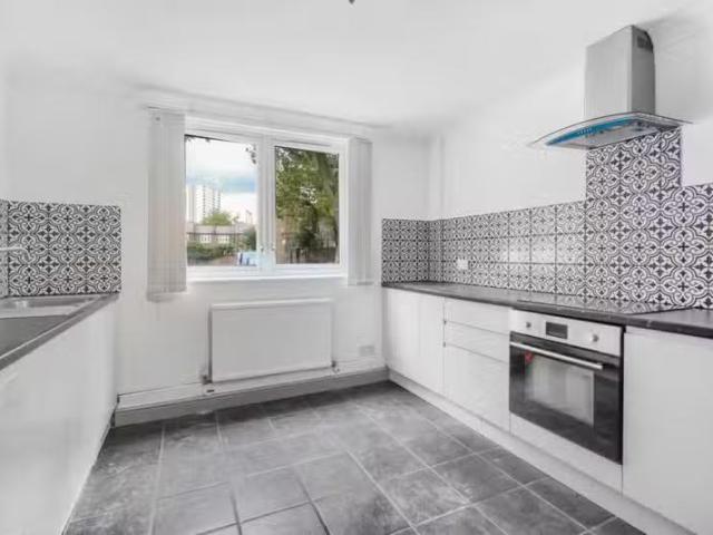 Cozy 2 BA 3 bedroom maisonette for rent in Fairfoot Road, Bow.