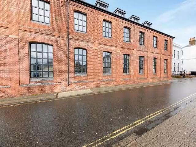 Unique 2 BA 3 bedroom Mid Terrace House to rent, Stour Street.