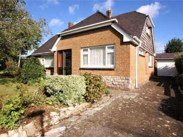 Cozy 2 BA 3 bedroom detached house for rent in Albert Road, Co.