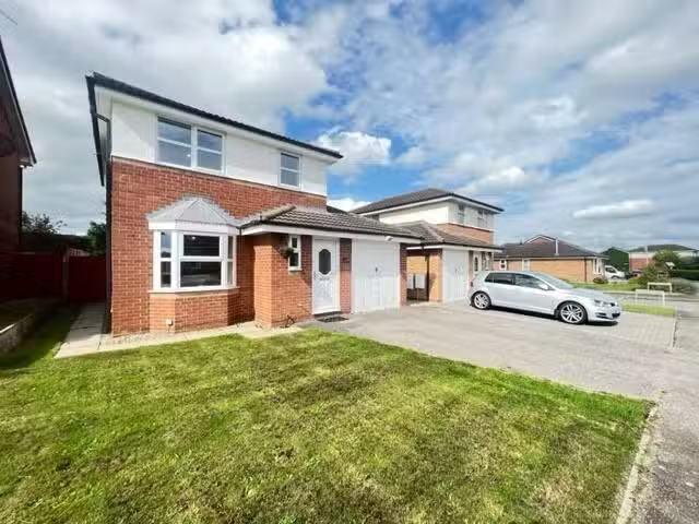 Cozy 2 BA 3 bedroom detached house for rent in Davenham Way, M.