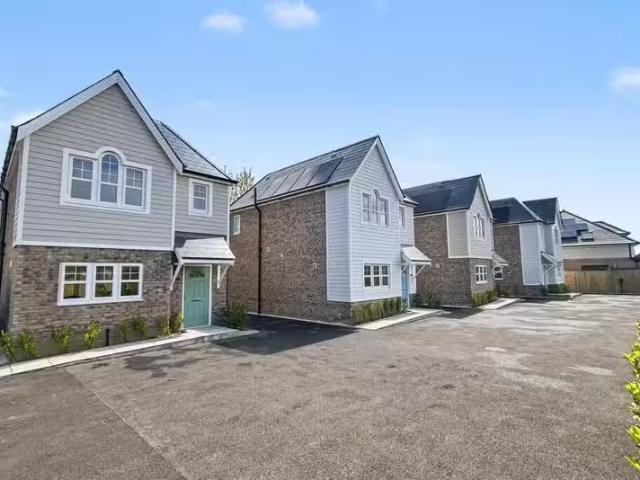 Cozy 2 BA 3 bedroom detached house for rent in Poole, BH15
