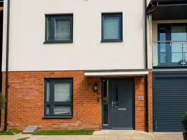 Charming 2 BA 3 bedroom end of terrace house for rent in Cornf.