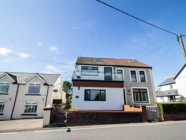 Charming 2 BA 3 bedroom flat for rent in Heol Goch, Pentyrch.