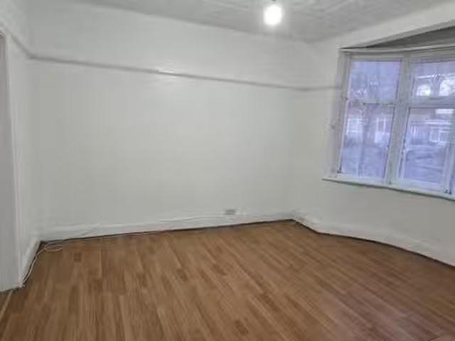 Just in! 2 BA 3 bedroom flat for rent in Inglehurst Gardens, I.