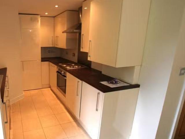 For Rent! 2 BA 3 bedroom flat for rent in Queens Park Avenue.