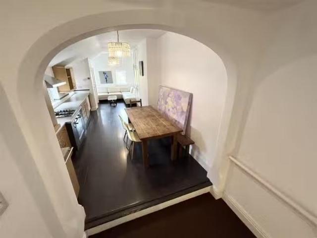 For Rent! 2 BA 3 bedroom flat for rent in Wentworth Road, Harb.