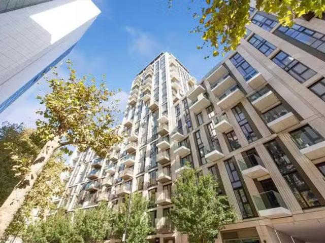 Charming 2 BA 3 bedroom flat for rent in Vaughan Way, London D.