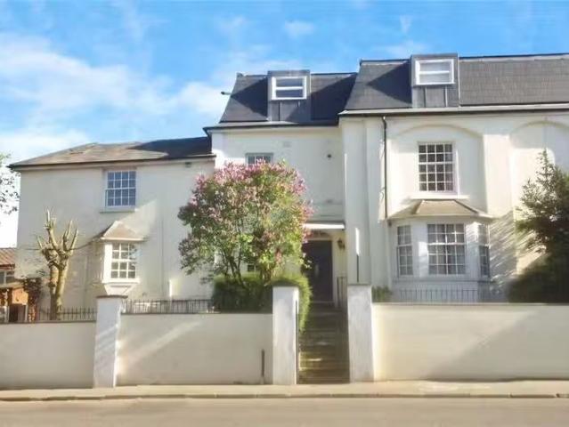 Cheap 2 BA 3 bedroom Flat to rent, Egham Hill, Egham, TW20 £2.