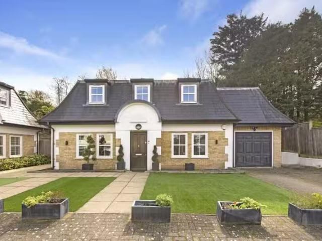 Cozy 2 BA 3 bedroom house for rent in Landsdown Close, Barnet.