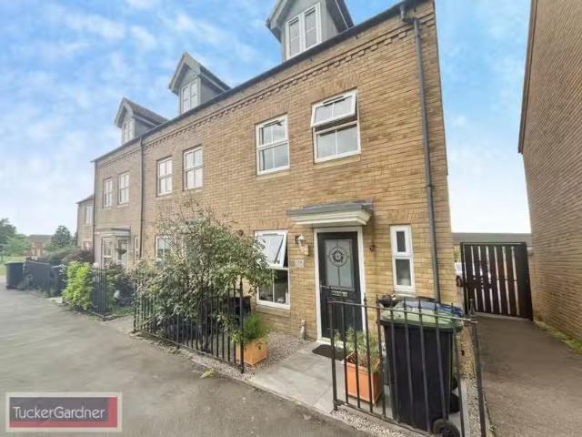 Nice 2 BA 3 bedroom property for rent in Kings Avenue, Ely, CB.