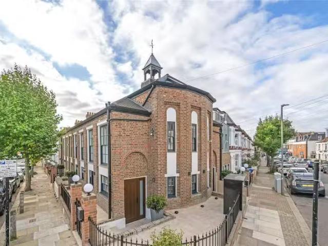 Unique 2 BA 3 bedroom property to let in Kellino Street, Wands.