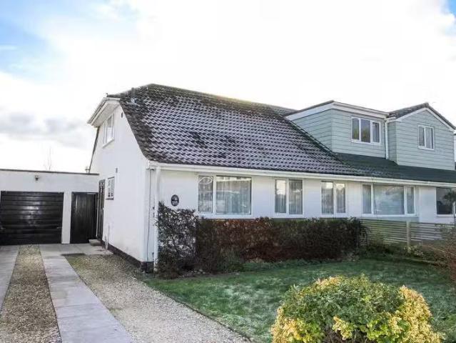 Just in! 2 BA 3 bedroom semi detached bungalow for rent in Cas.