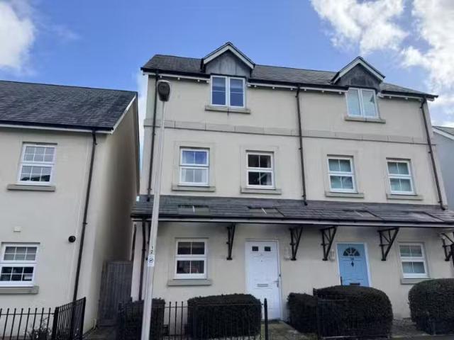 Deal! 2 BA 3 bedroom semi detached house for rent in Carhaix W.