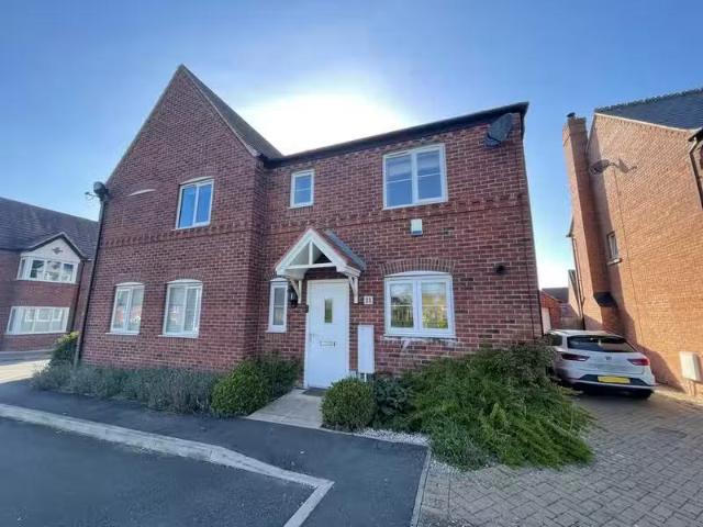 Cozy 2 BA 3 bedroom semi detached house for rent in Badgers Wa.