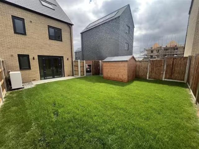 Rental! 2 BA 3 bedroom semi detached house for rent in Beaulie.
