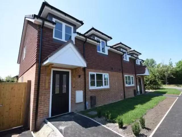 Just in! 2 BA 3 bedroom semi detached house for rent in Hole L.