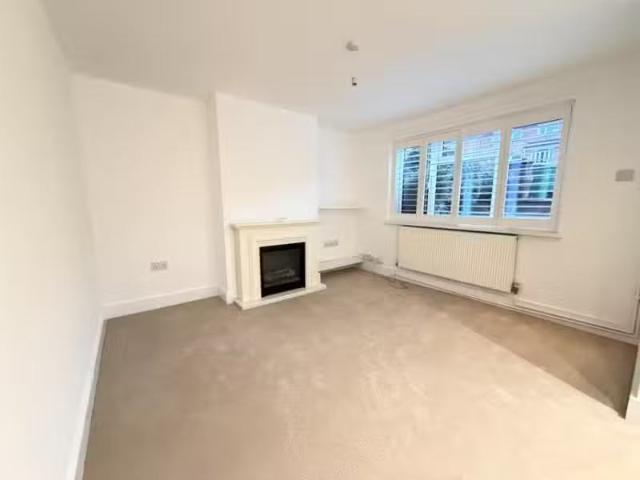 Just in! 2 BA 3 bedroom semi detached house for rent in Hampde.