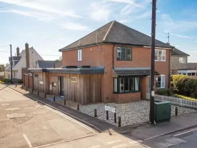 Deal! 2 BA 3 bedroom semi detached house for rent in Hill Road.