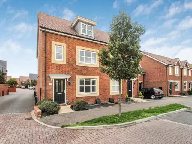 For Rent! 2 BA 3 bedroom semi detached house for rent in Night.