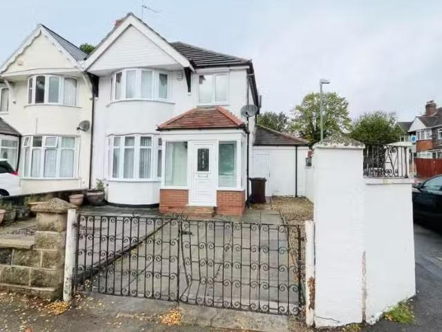 Nice 2 BA 3 bedroom semi detached house for rent in Sandy Hill.