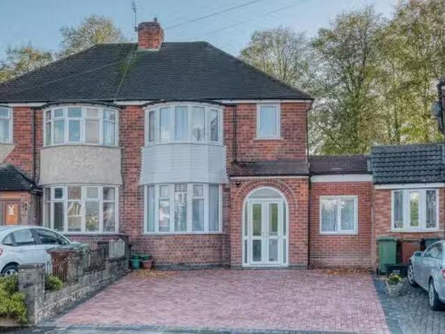 Just in! 2 BA 3 bedroom semi detached house for rent in Spring.