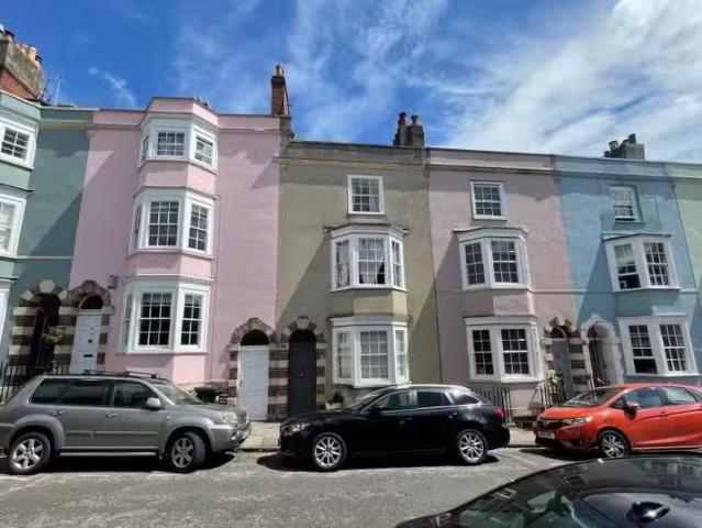 Cozy 2 BA 3 bedroom terraced house for rent in Alfred Place.
